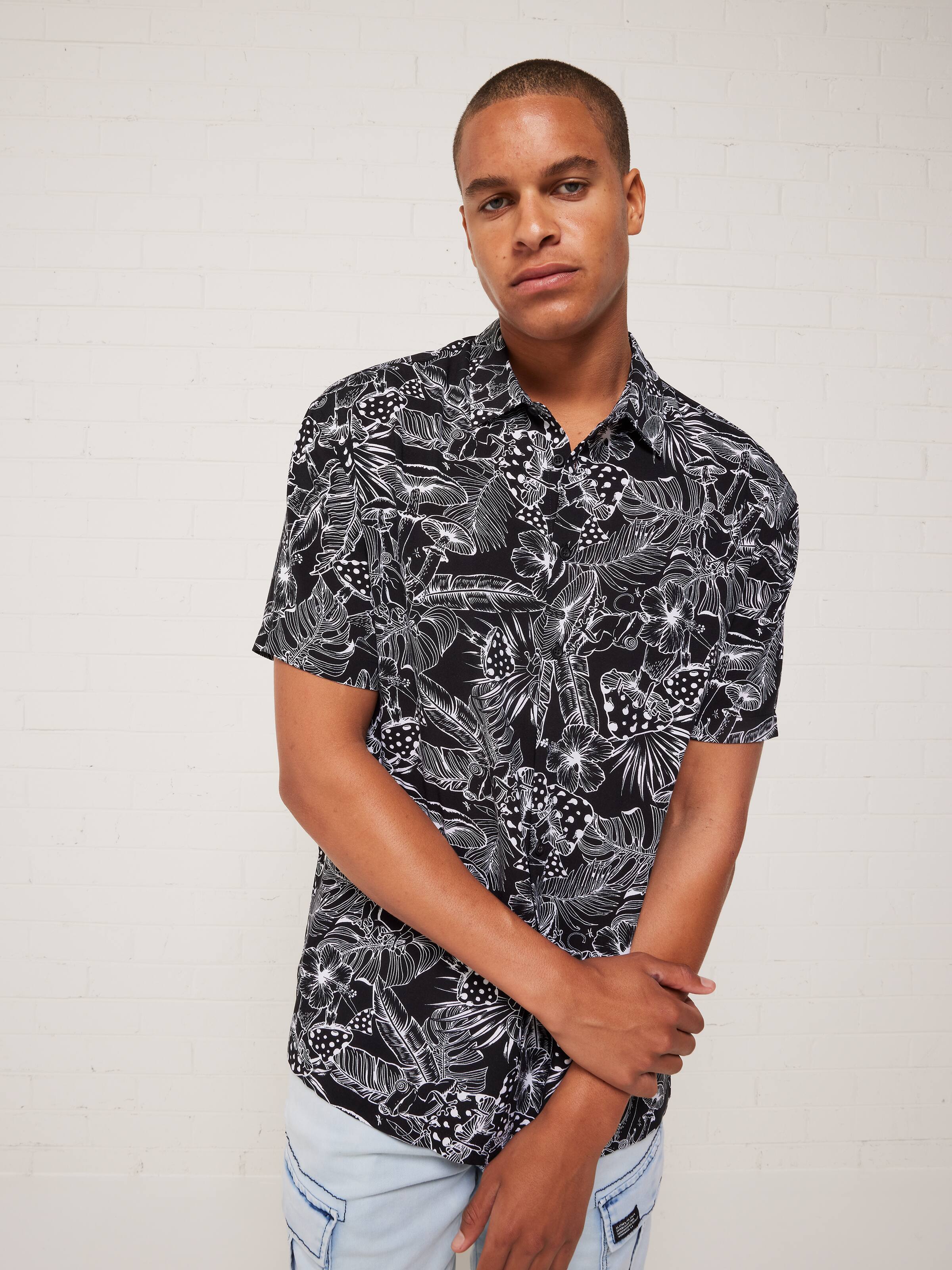 Trippy Frog Mushy Leaf Resort Shirt Black White - Jay Jays Online